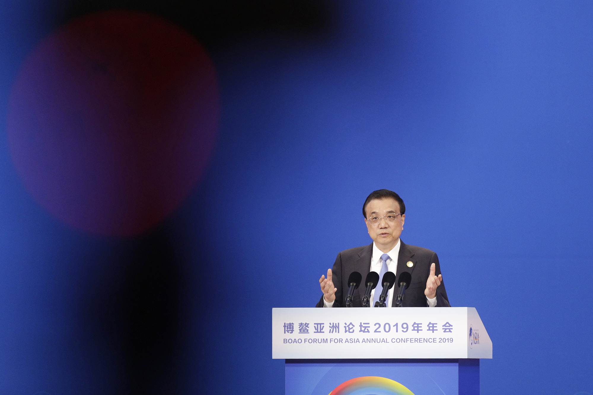 China's Li Sees Sound Economy at Home, Risk of Downturn Abroad - Bloomberg