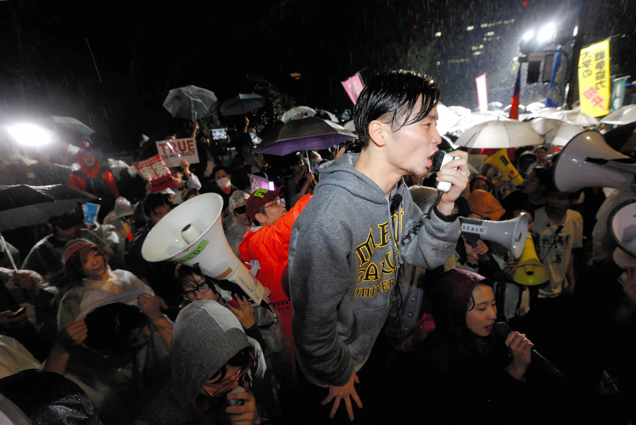 Japan's Student Protesters Call for United Front Against Abe - Bloomberg