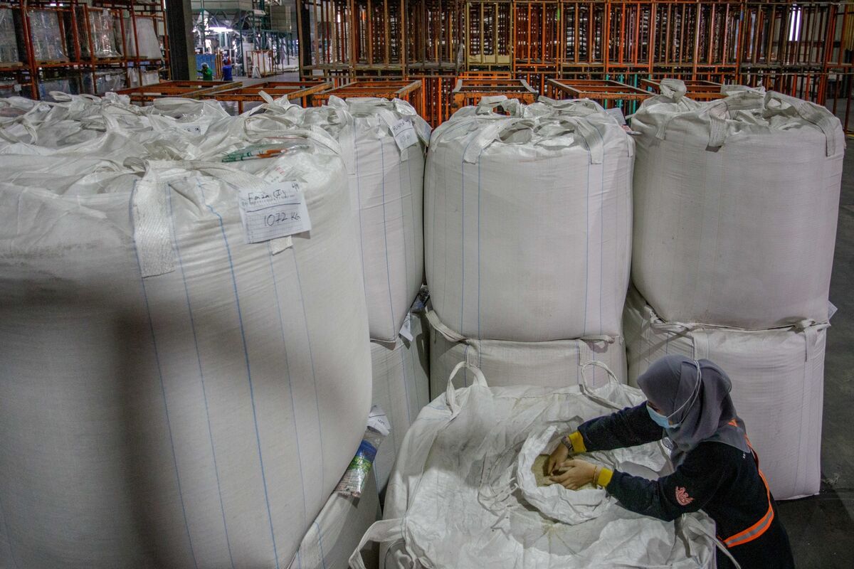 Malaysians urged not to panic-buy local rice after import prices rise substantially - Bloomberg