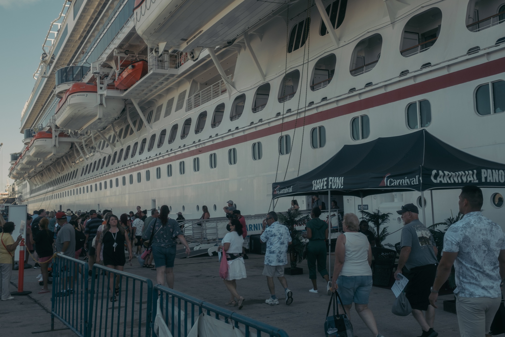 Leisure Junk Bonds Soar on Cruise Spending Rebound, Luring Pimco ...