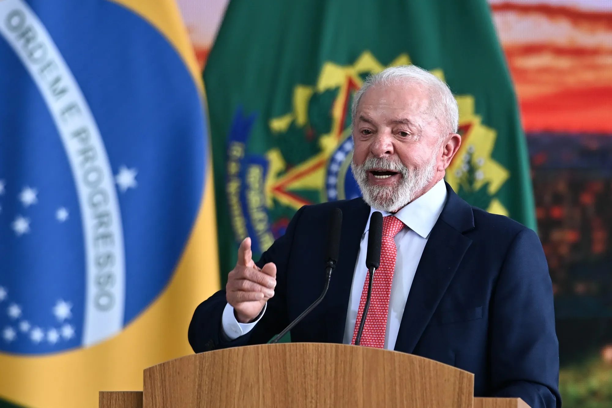 Lula Plays It Safe on Maduro as Reelection Fight Looms - Bloomberg