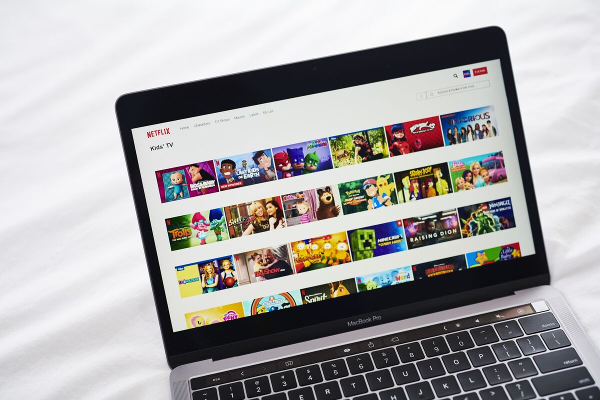 Netflix (NFLX) to Borrow Another $1 Billion With Cash at Record - Bloomberg