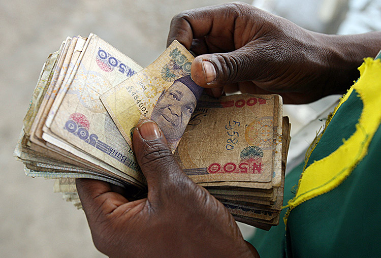 World s Worst Currency Slump Gleaning Rewards For Nigeria Bloomberg World s Worst Currency Slump Gleaning Rewards For Nigeria Bloomberg