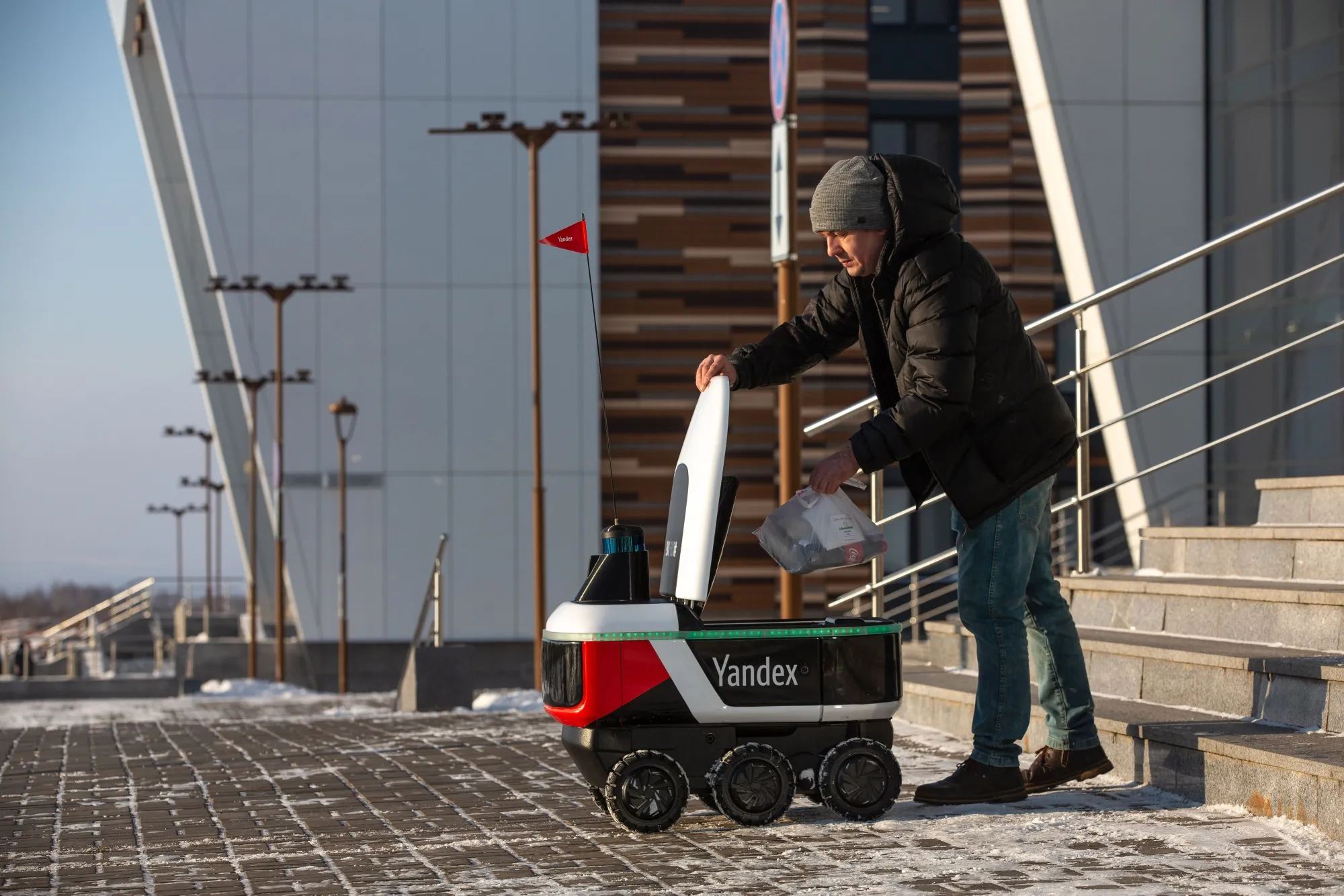 Grubhub Turns to Yandex for Robotic Food Delivery on Campus - Bloomberg