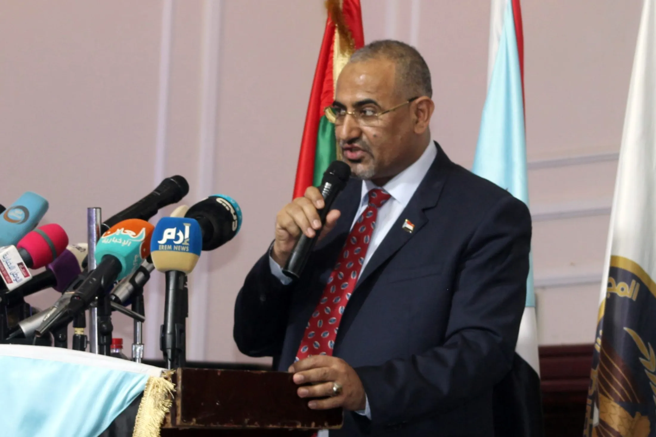 Saudi Arabia Claims UAE Helped Yemen Separatist Leader Flee - Bloomberg