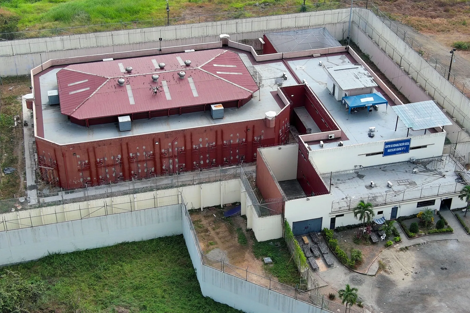 Drone Blasts Hole in Prison That Held Ecuador Drug Bosses - Bloomberg