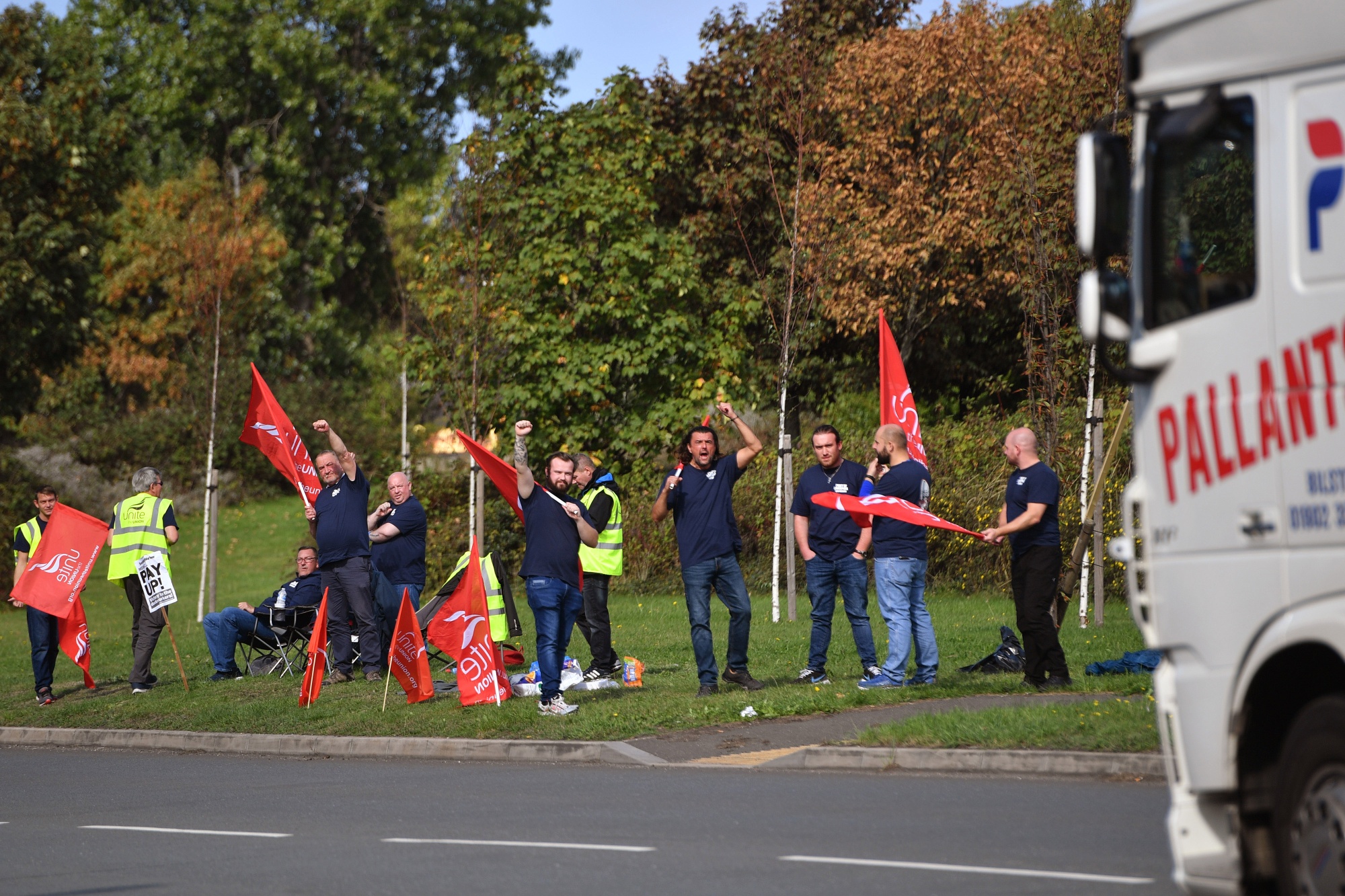 Liverpool Dockers Union Agrees to Accept Pay Offer, Port Says - Bloomberg