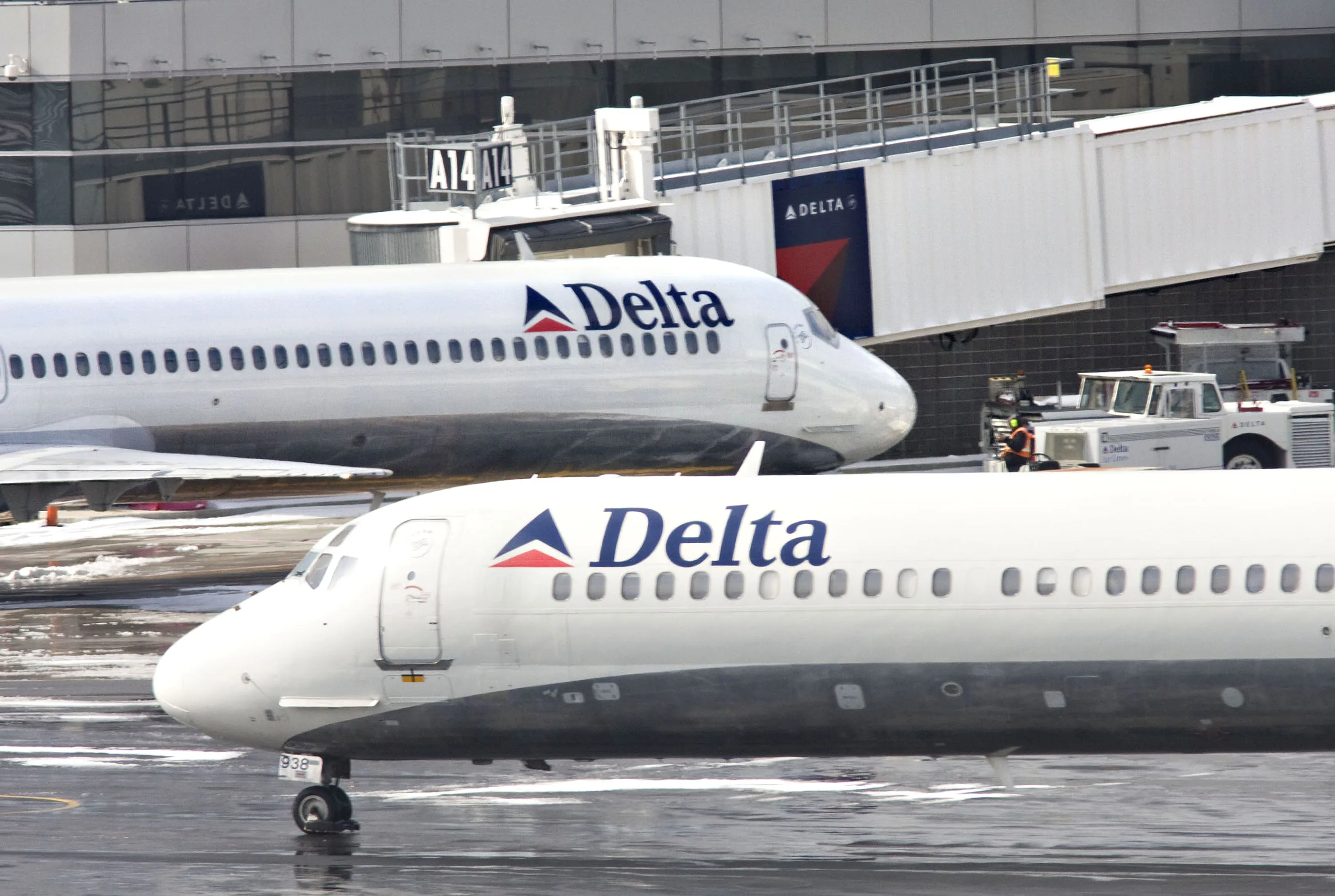 FAA to Investigate Ground Incident Involving United, Delta Jets - Bloomberg