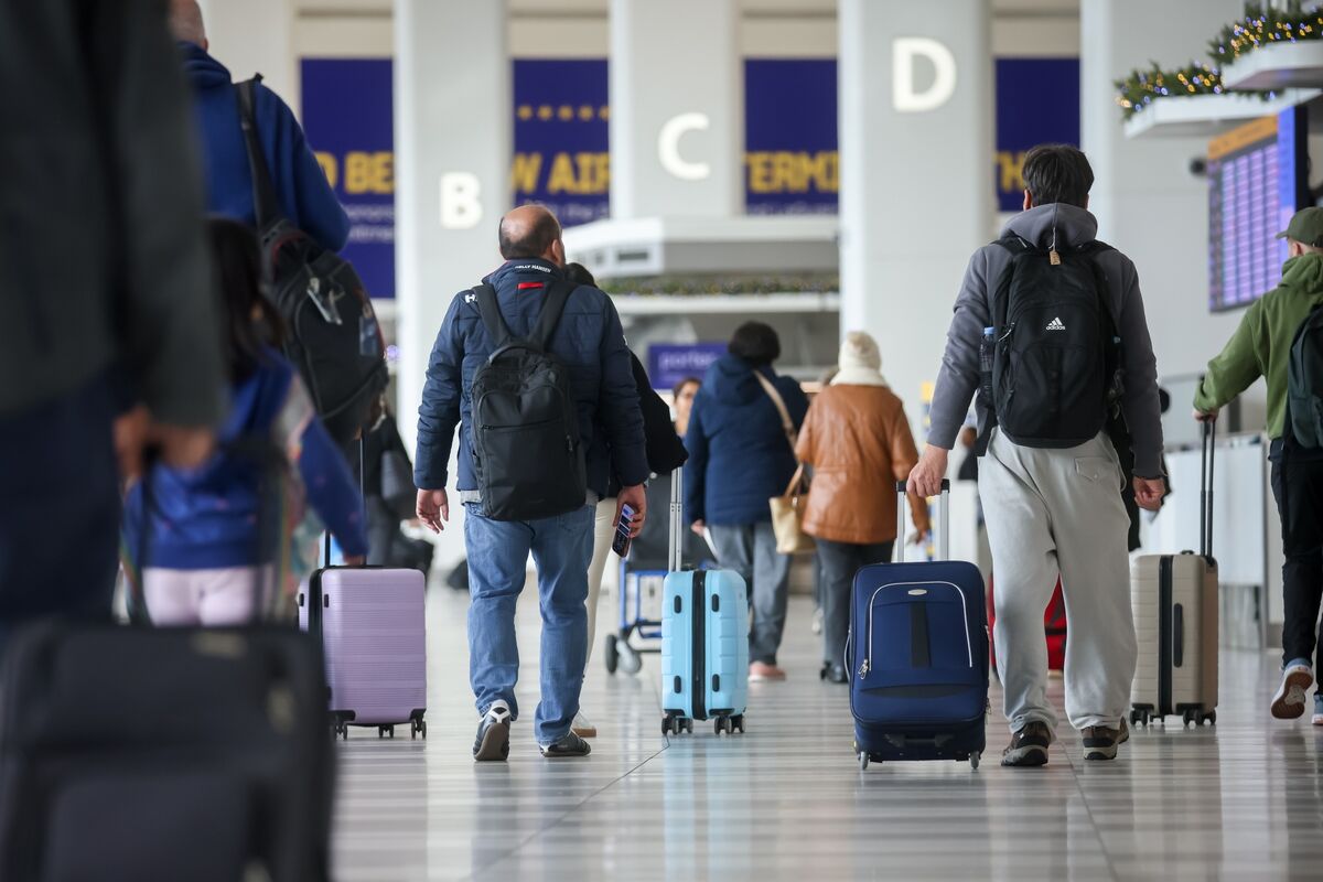 Chicago, New York Airports Hit Hard by Government Flight Curbs - Bloomberg