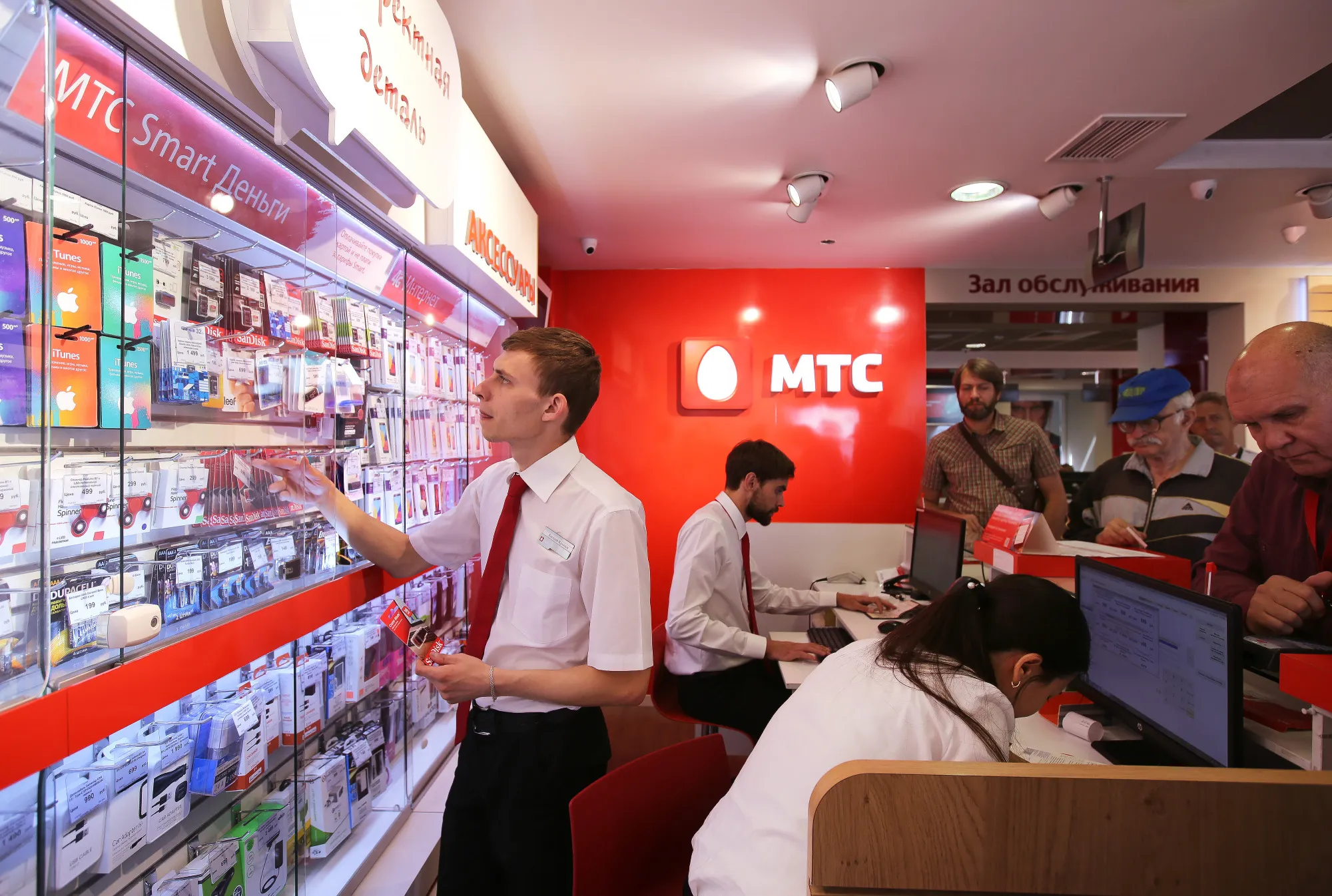 Russia's Largest Phone Carrier Is Taking on Uber - Bloomberg