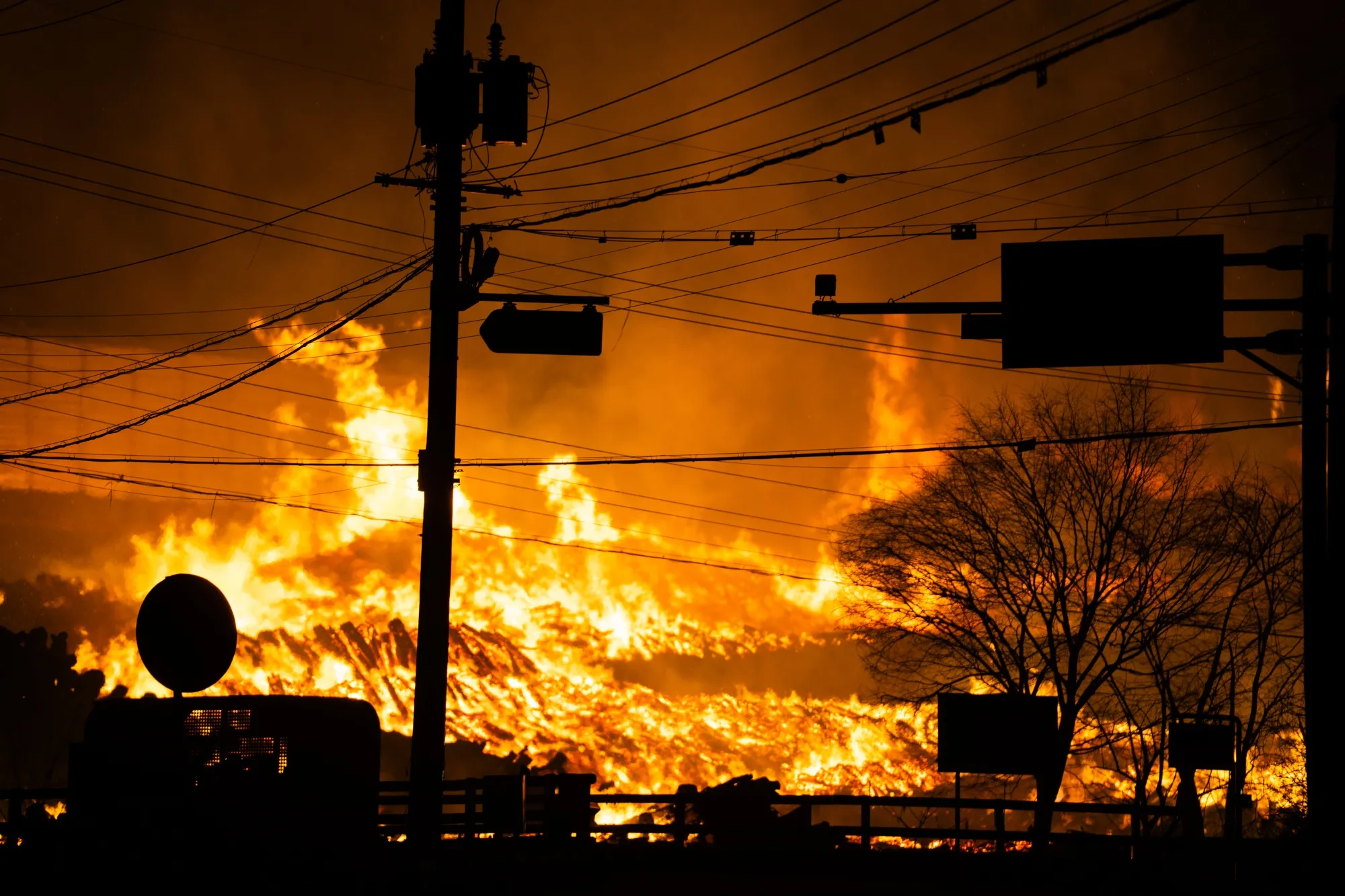 South Korea Battles Fires as Death Toll Rises to 18, Crisis Level ...