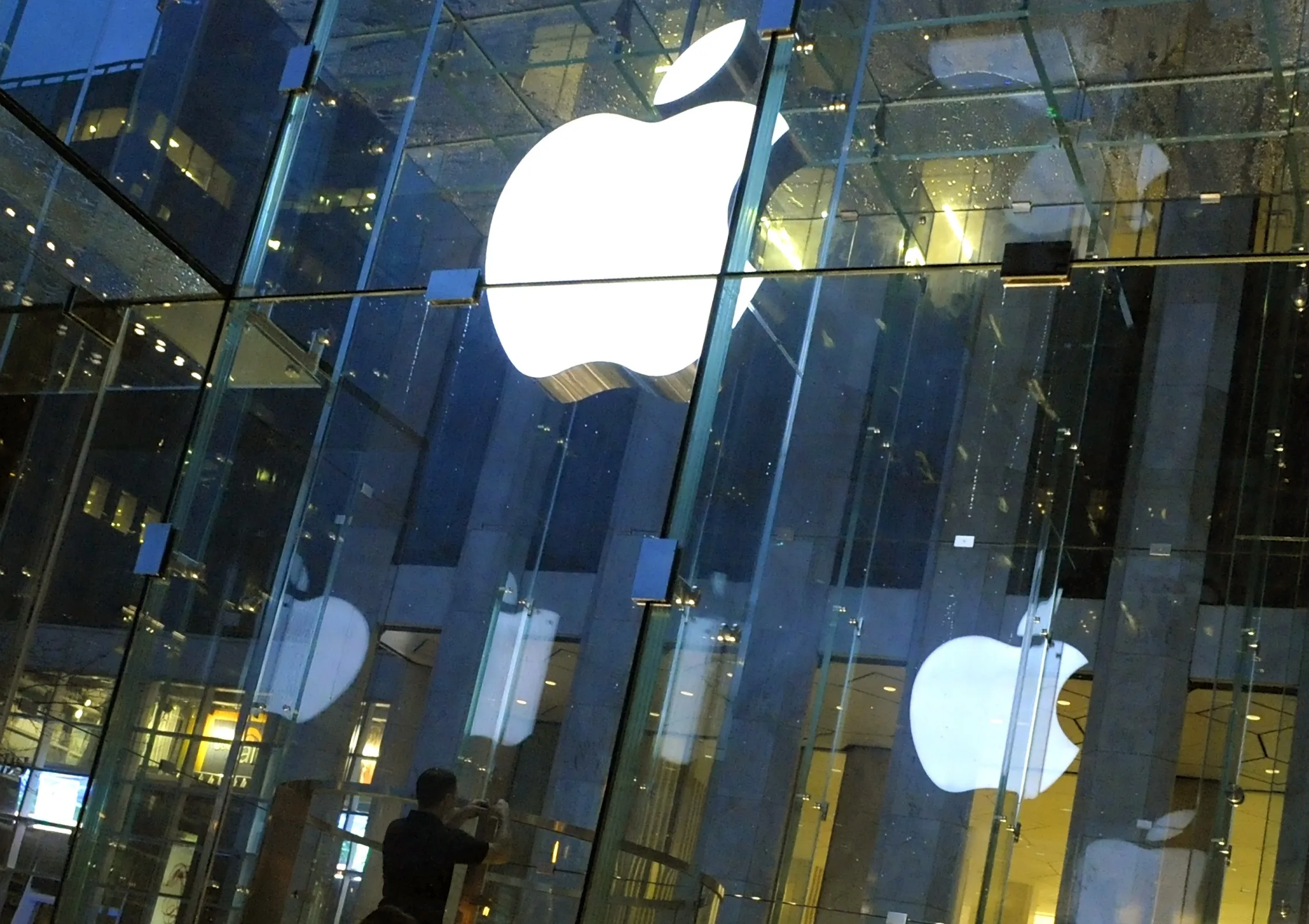 アップル株急伸、アイフォーン以外の製品好調で安心感広がる - Bloomberg