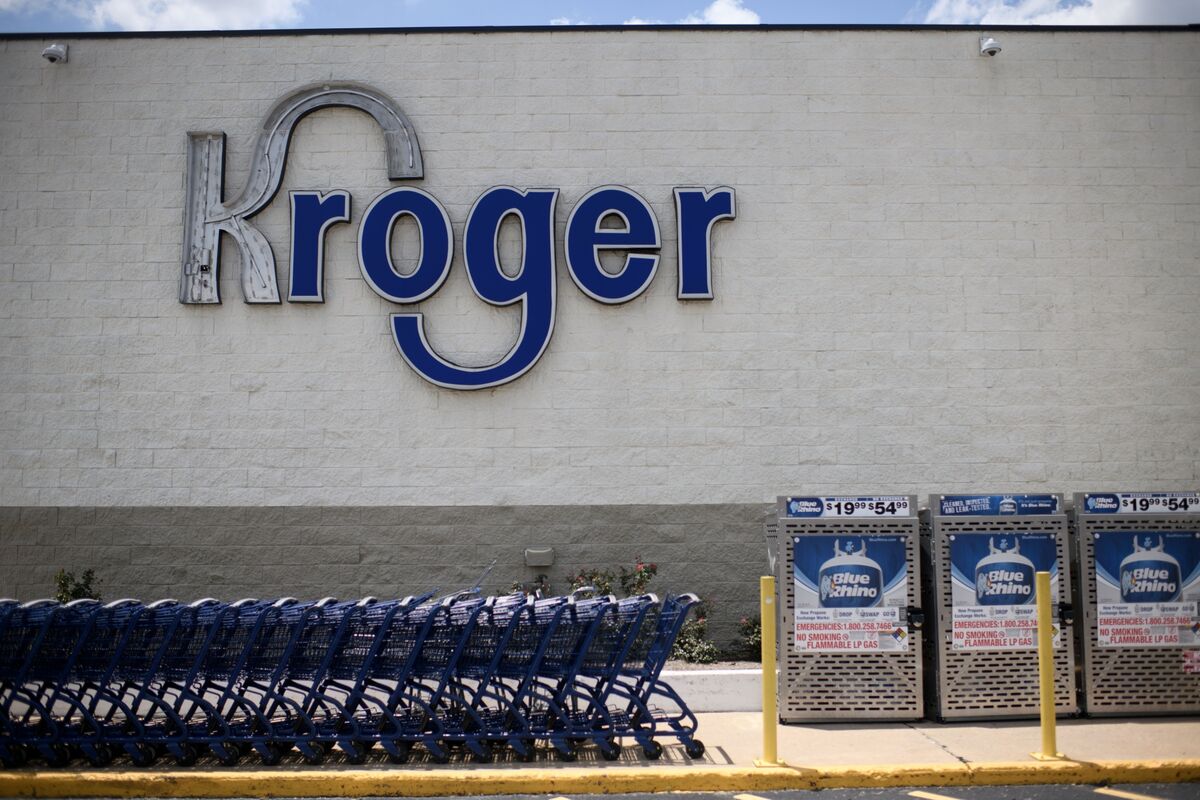 Labor Steals Show at Kroger-Albertsons Trial as Union Strikes - Bloomberg