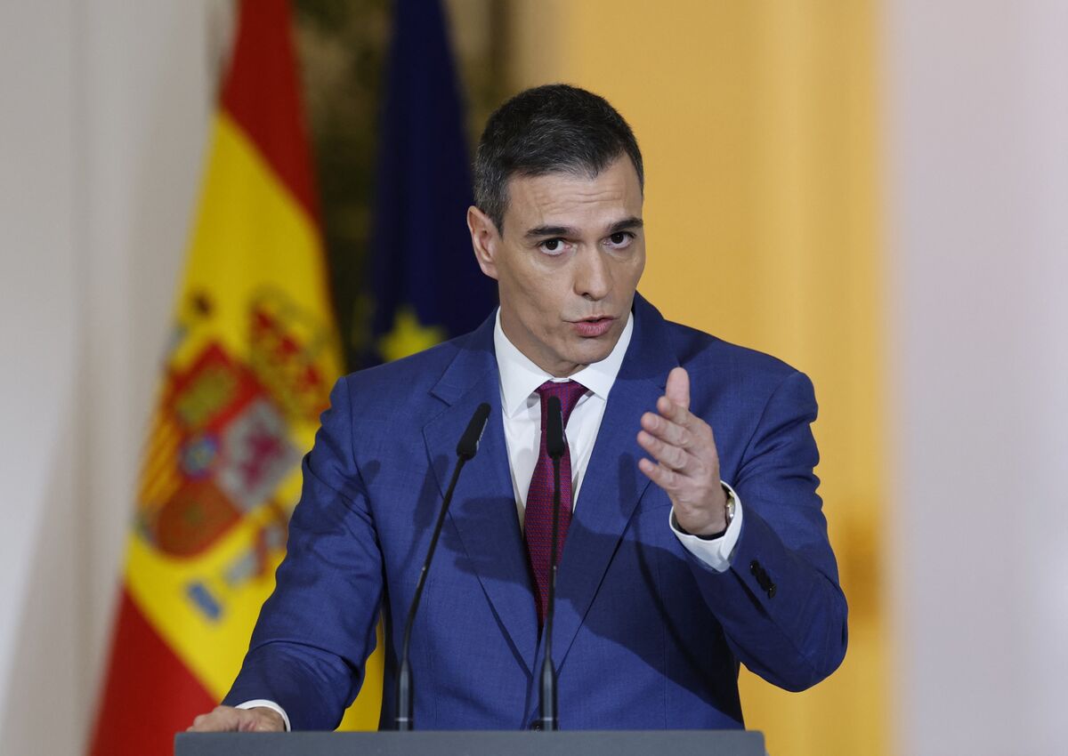 Sanchez Stays as Spanish Premier After Threatening to Quit - Bloomberg
