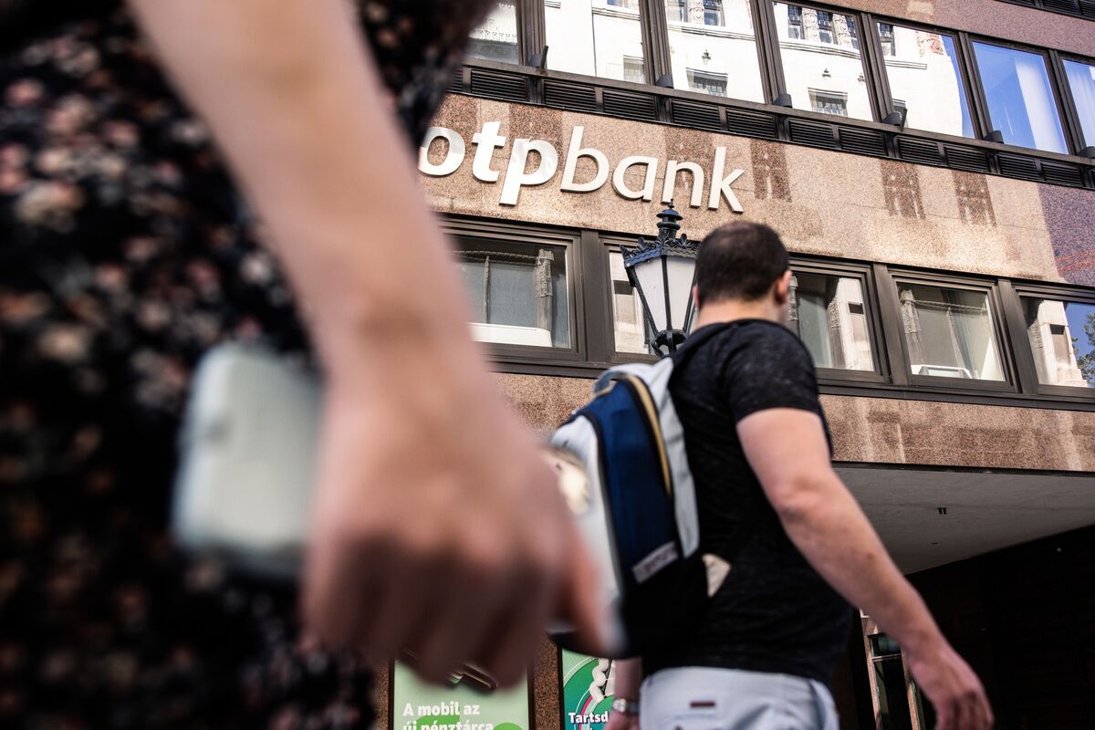Hungary Finance Chief Mulls Bank Tax Hike on Budget Pressure - Bloomberg