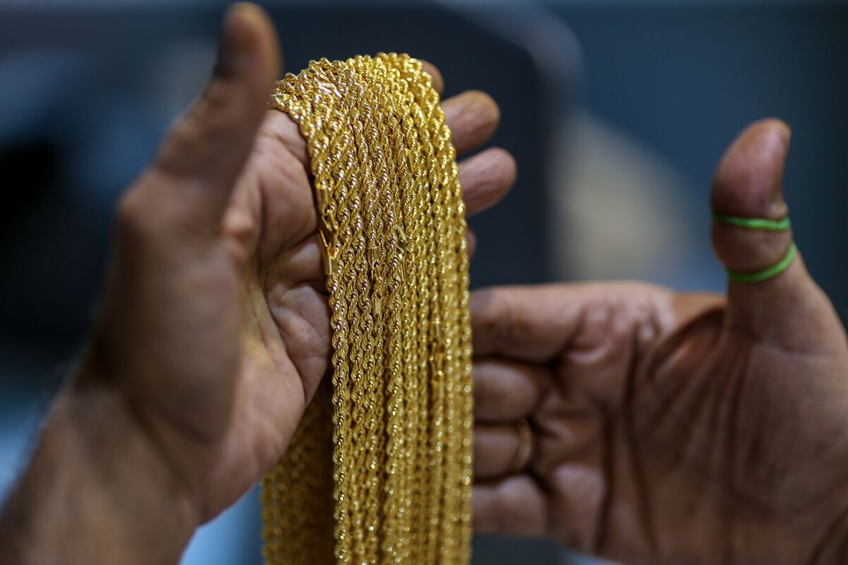 Gold Slumps as Tech Selloff Reverberates Through Global Markets - Bloomberg