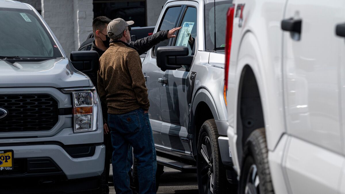 Fed Hikes Are Hurting Consumer Mood More Than Economists Think - Bloomberg