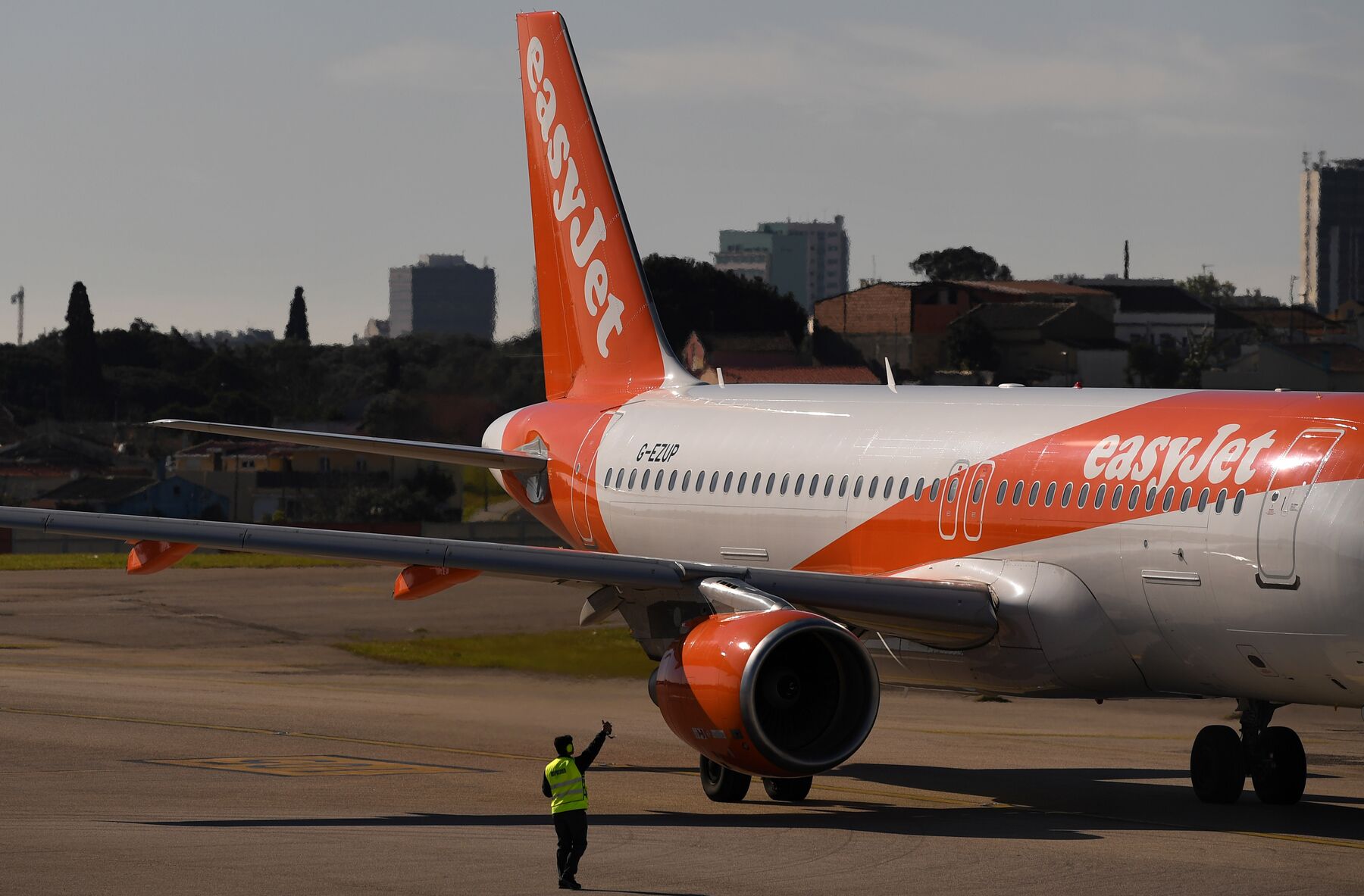 EasyJet (EZJ) Says Bookings Remain Strong, Raises Full-Year Projection ...