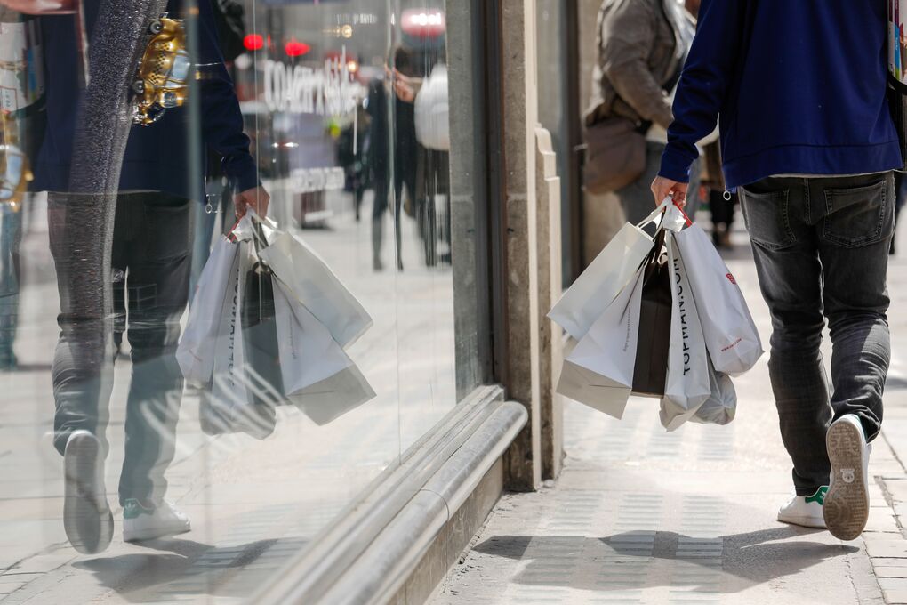 U.K.'s Hammond to Cut Business Rates to Help Ailing High Street - Bloomberg