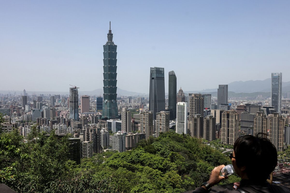 Taiwan Life Insurer Losses Swell to $1.2 Billion in May on FX - Bloomberg