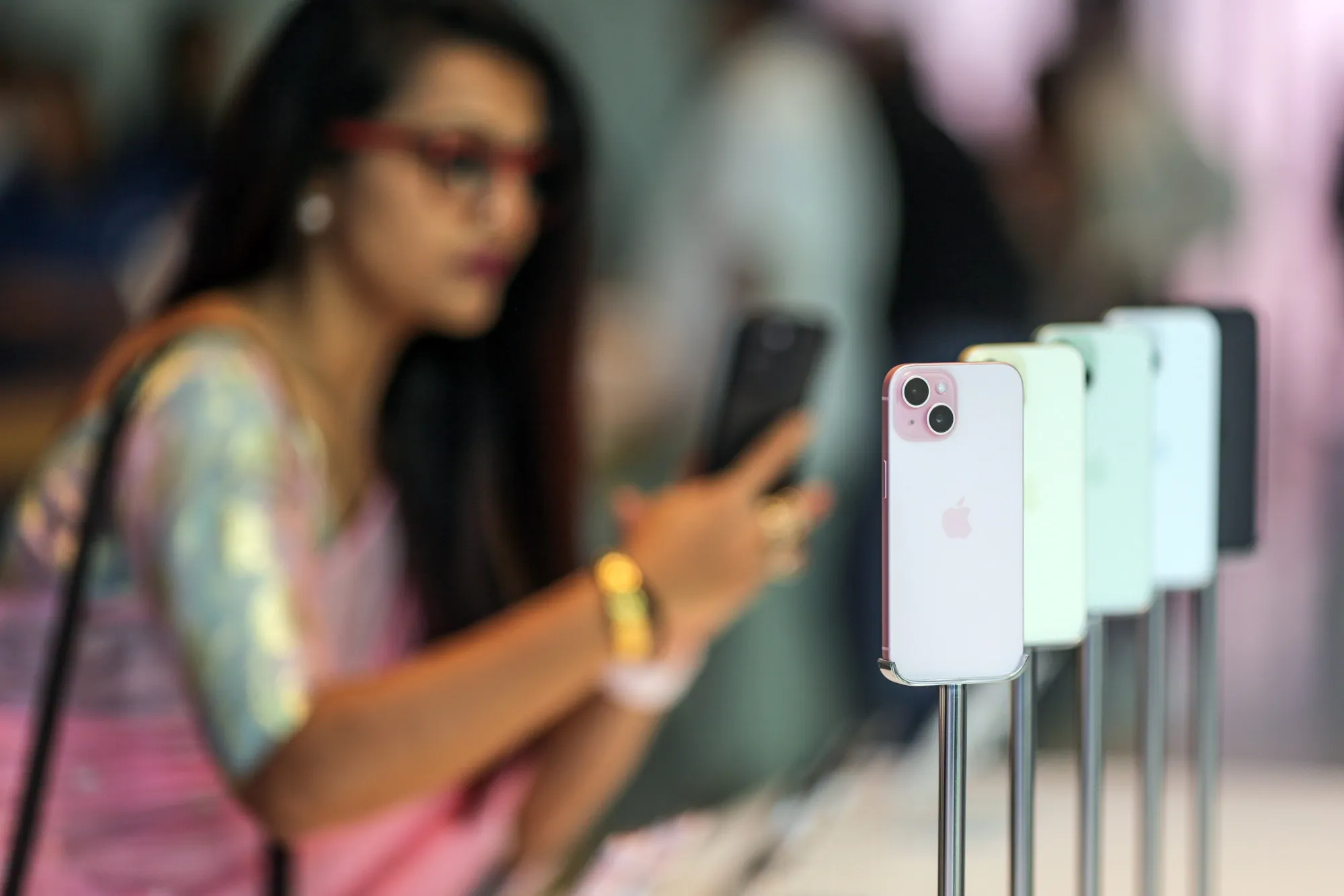Indian Banks Want Customers, Not Their Smartphones - Bloomberg