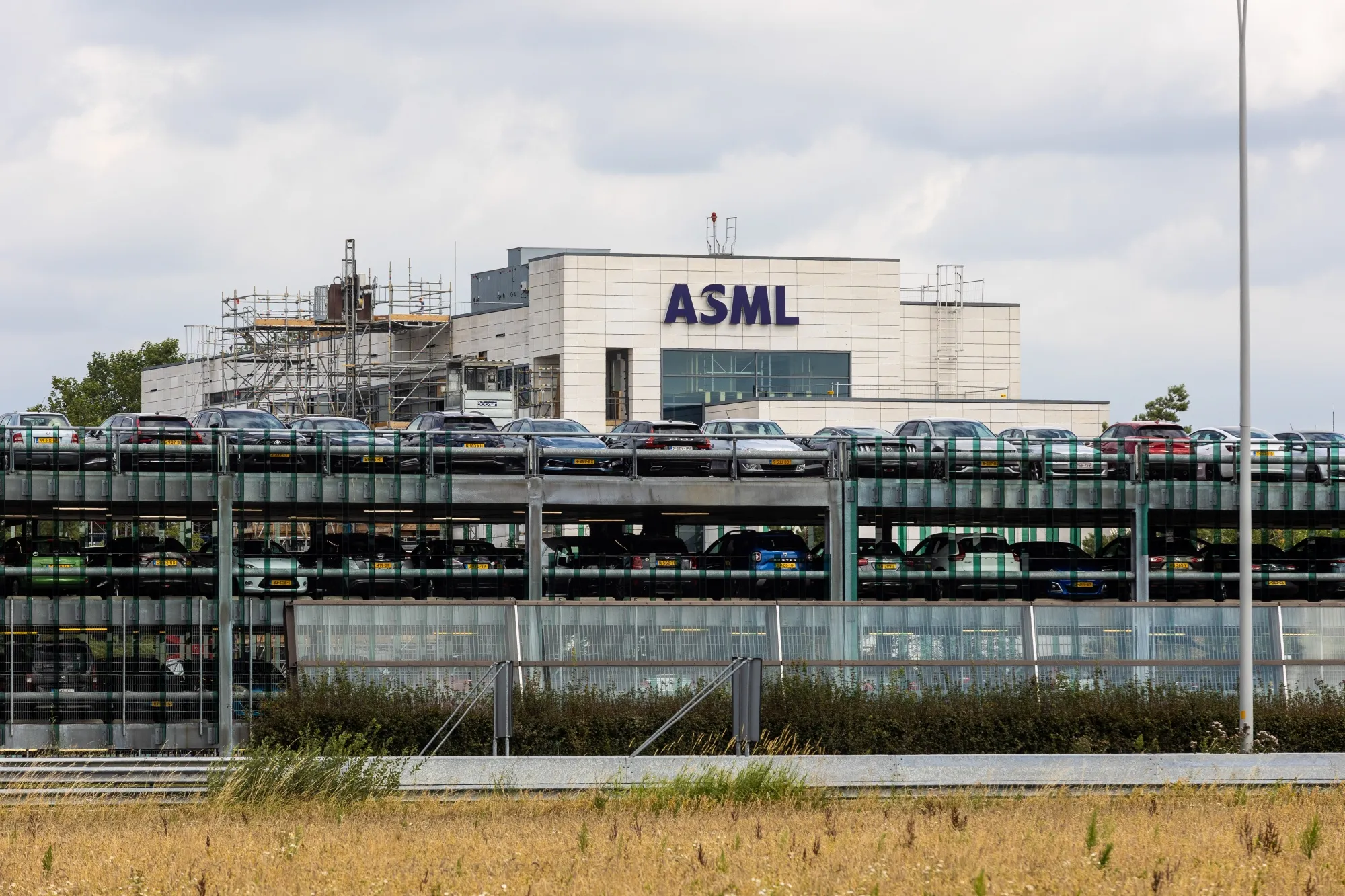 Netherlands Working on Plan to Deter ASML Expansion Abroad - Bloomberg