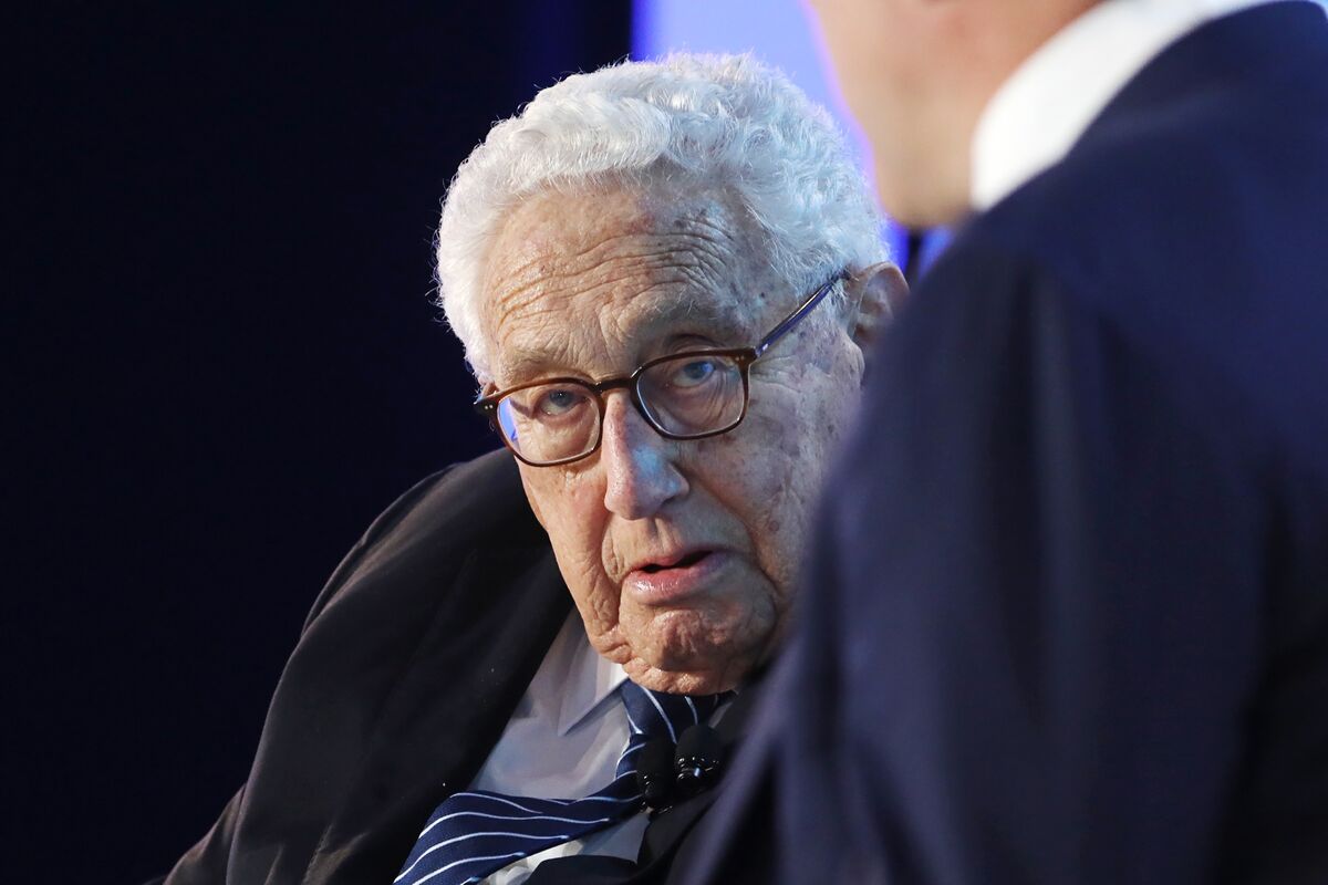 Kissinger Says Putin Survival ‘Improbable’ If Ukraine Prevails - Bloomberg