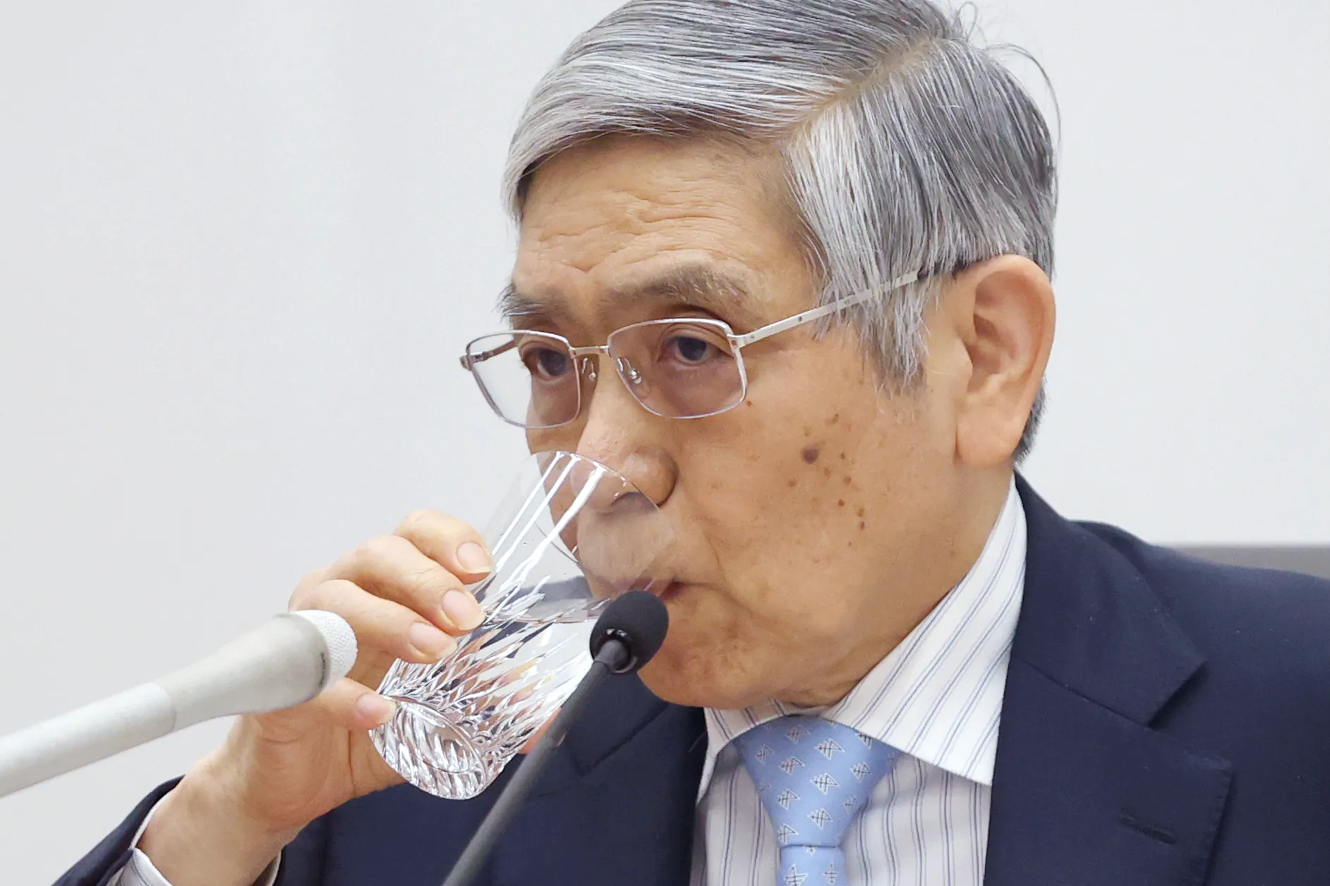 黒田日銀総裁「不適任」6割、値上げ許容度発言に反発－共同調査 - Bloomberg