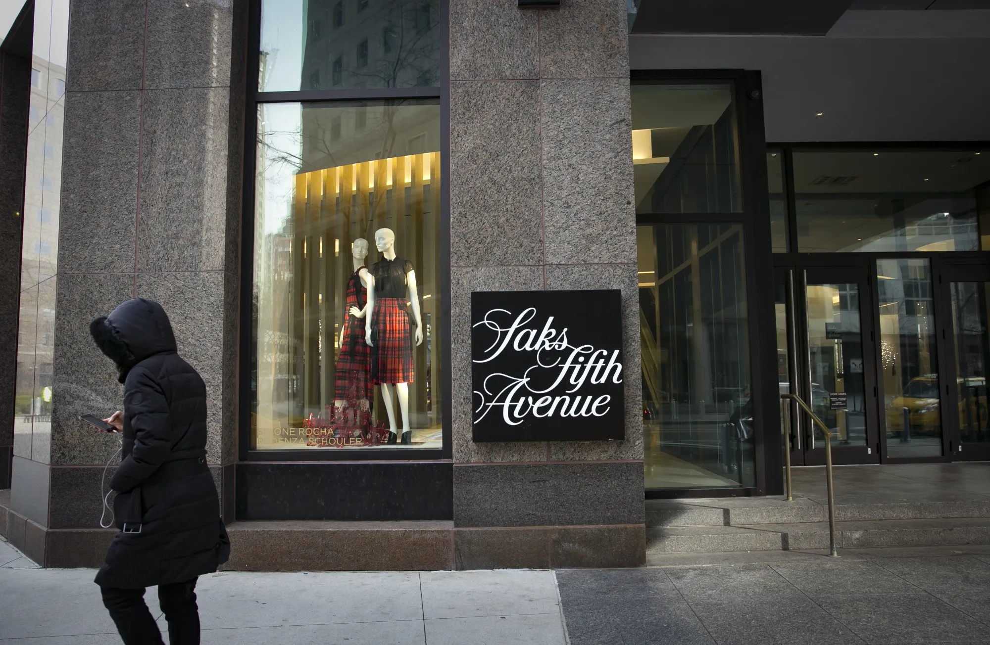 Saks Shuts Downtown Store in Manhattan Cutthroat Retail Wars - Bloomberg