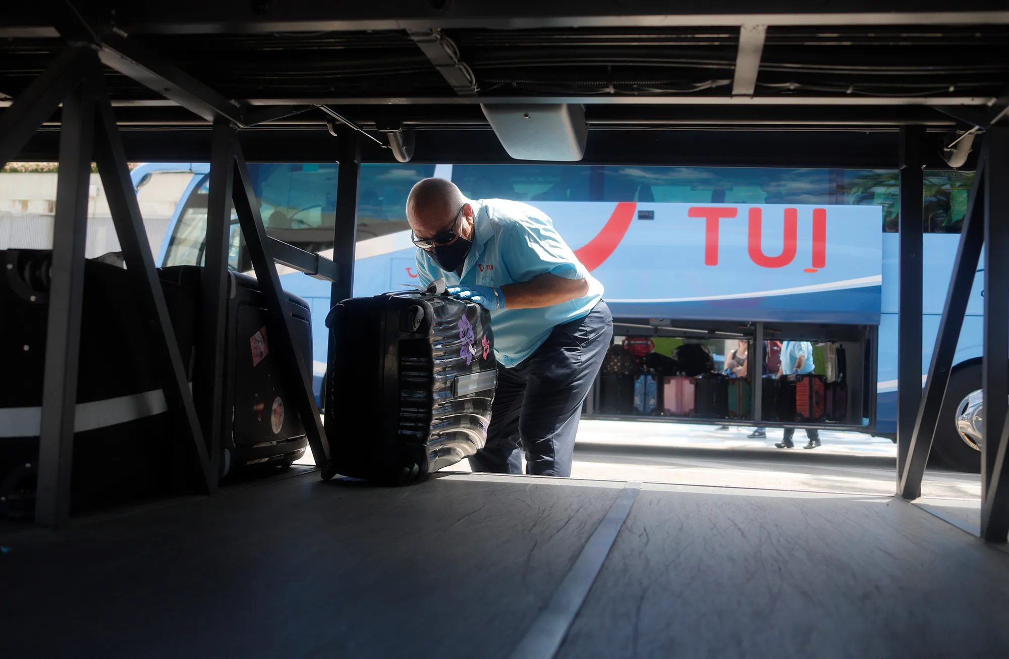TUI Says Cost Cutting Goal in Sight as It Slashes Overheads - Bloomberg
