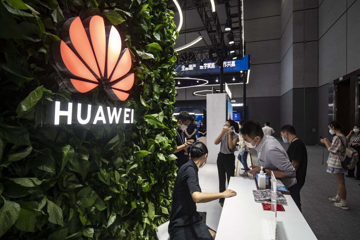 Senate Bill Would Bar China’s Huawei From US Finance System - Bloomberg