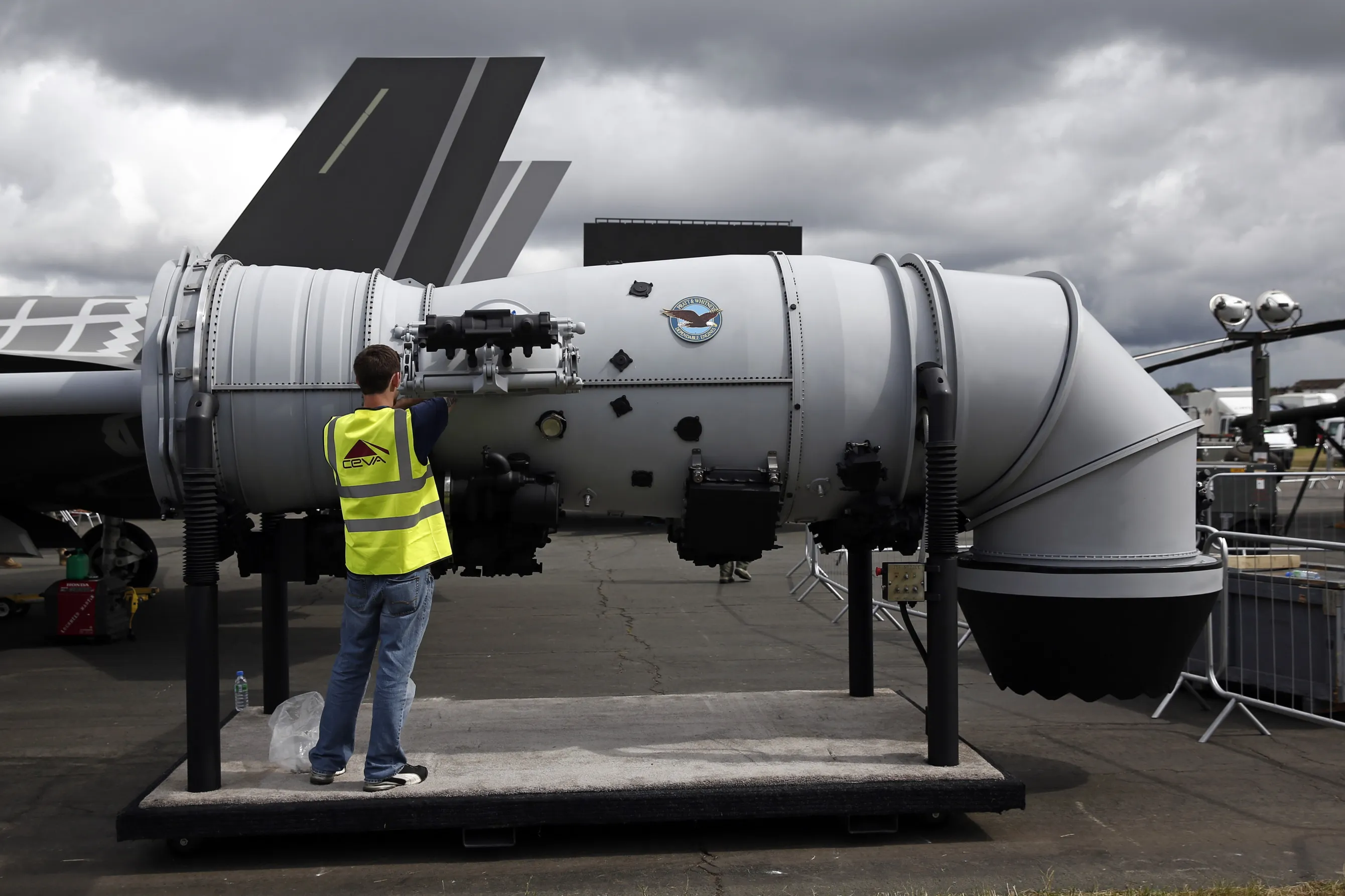 Raytheon, Union Reach Labor Deal at Key Jet Engine Plants - Bloomberg