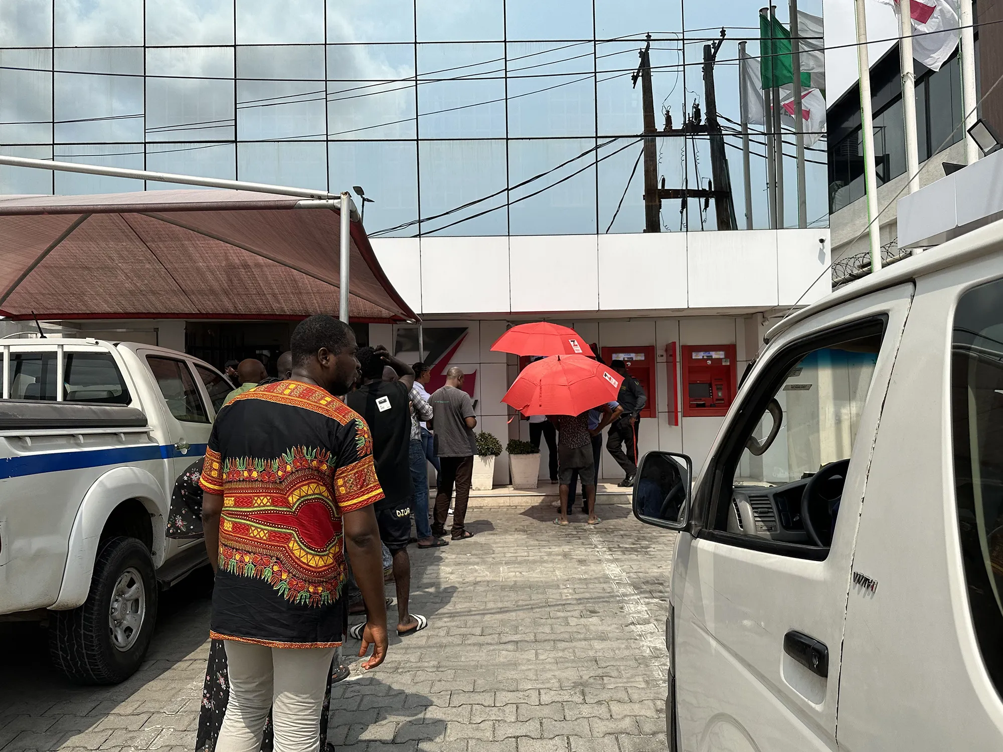 New Naira ATM: Nigerians Queue at the Only Machine Dispensing the ...