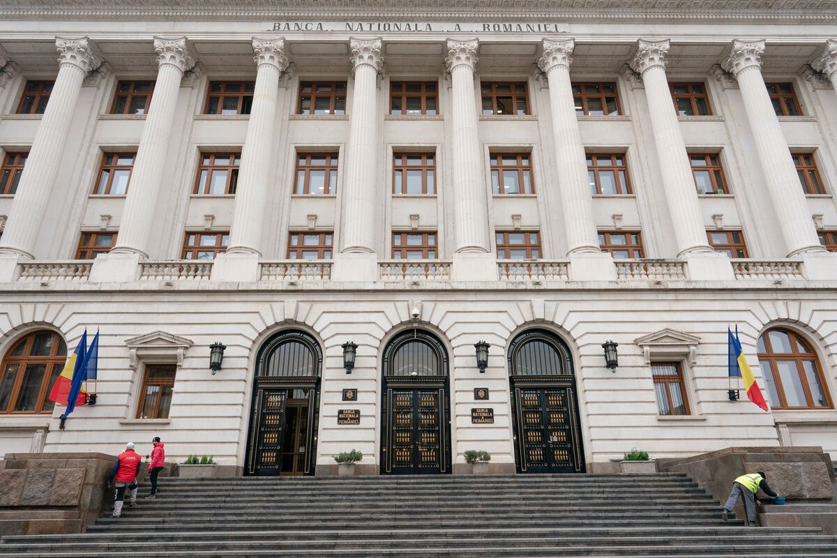 Romania to Pause Interest Rate Cuts Before Central Bank Board Reshuffle - Bloomberg