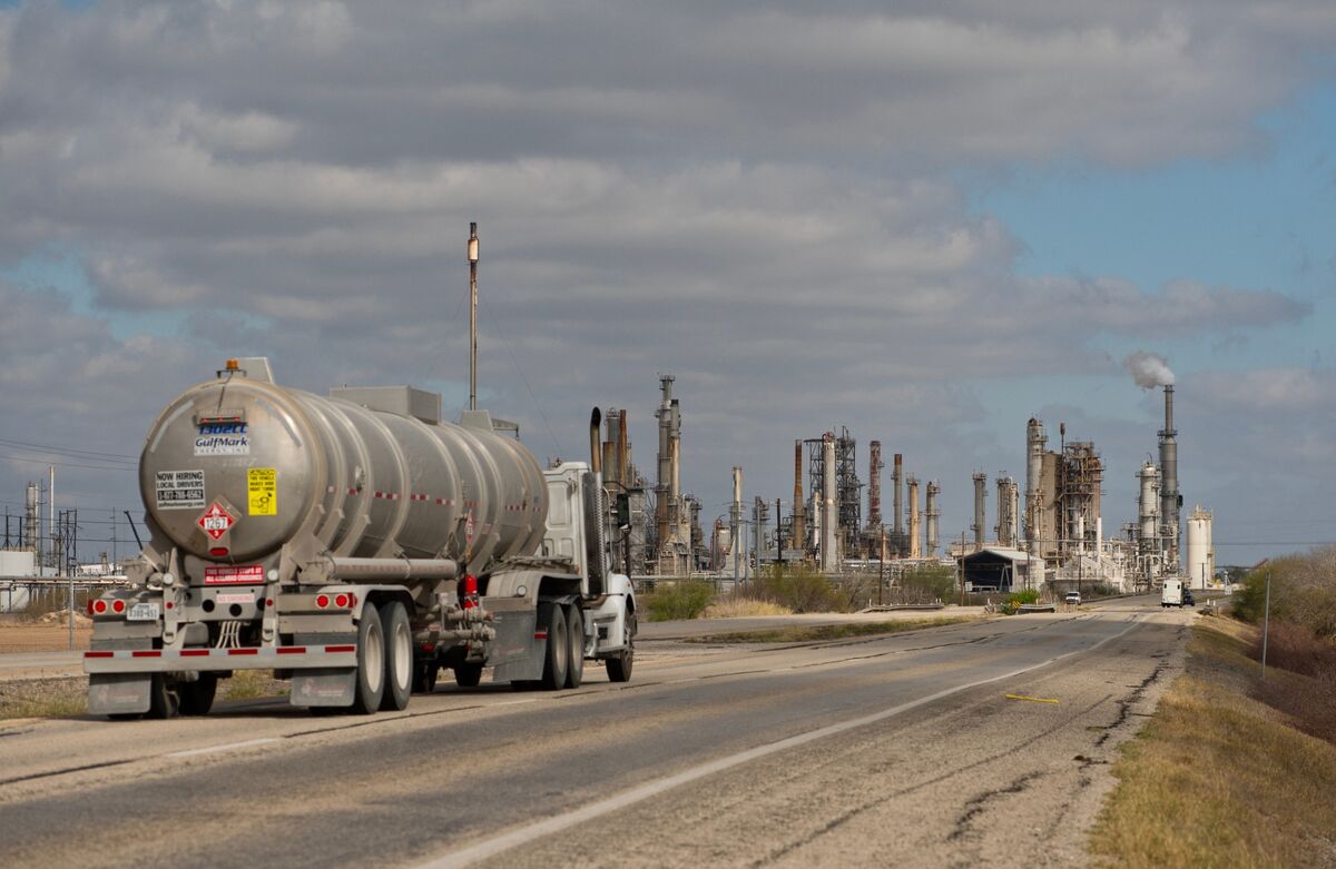 Lagging Energy Stocks Show Investors See Limits to Crude’s Rally ...