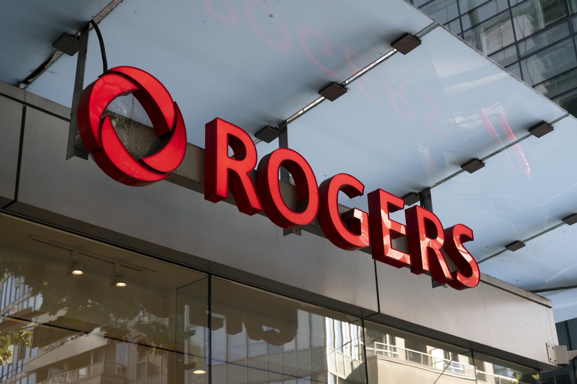 Rogers-Shaw Takeover Has Multiple Court Paths to Finish Line - Bloomberg