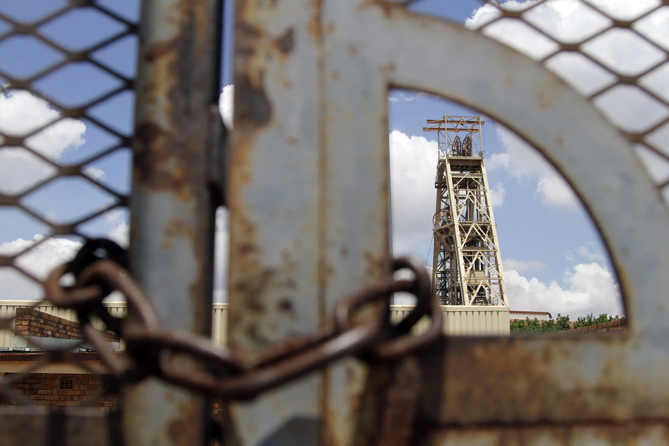 Ransacked Gold Mine Venture Reboots After Dispute Settled - Bloomberg