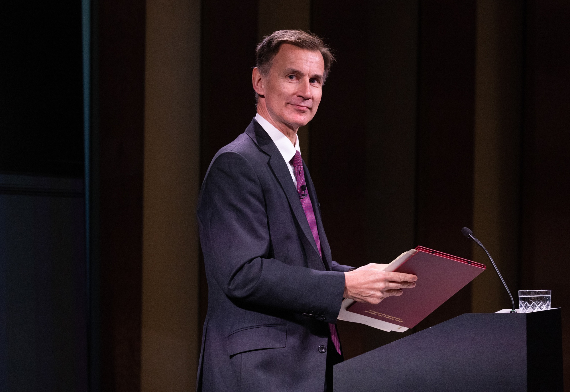 UK Treasury and BOE Diverge by £112 Billion on Economic Outlook - Bloomberg