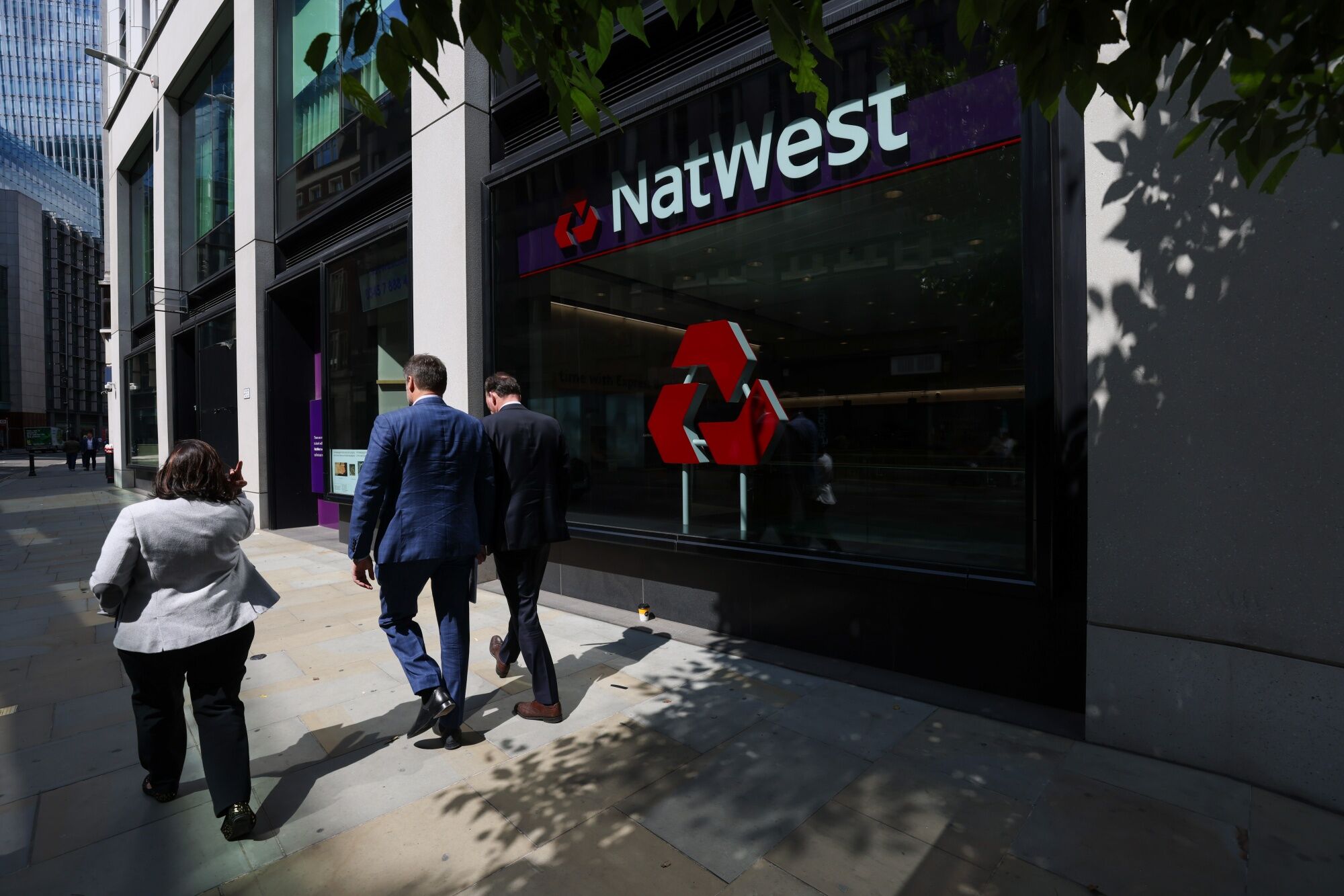 FTSE: NatWest Follows Barclays With Net Interest Margin Outlook Cut - Bloomberg