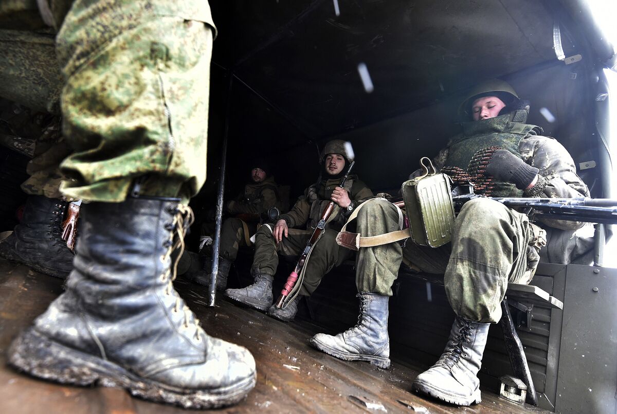 Russia Day Traders Ride Volatility Wave With Steely Nerve - Bloomberg