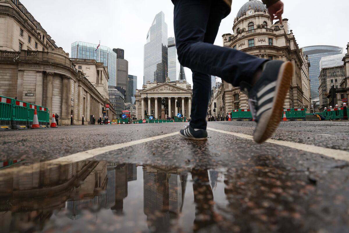Britain’s Gen Z Workers Seek Lower Stress Jobs Over the Hustle - Bloomberg