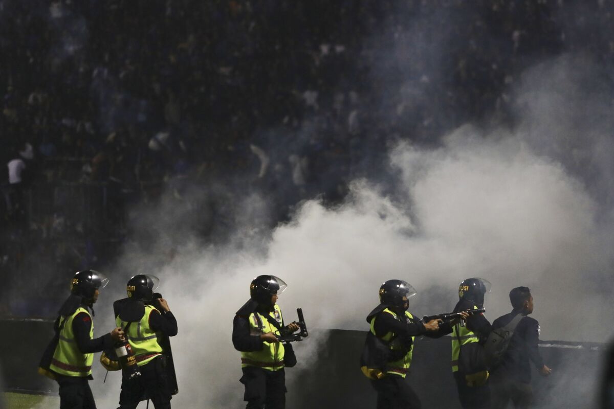 Indonesian Soccer Fan Recalls Sting of Tear Gas Before Crush - Bloomberg