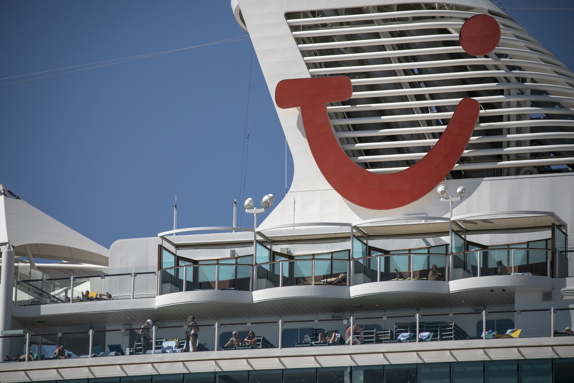 Tour Operator TUI Plans $1.3 Billion Stock Sale to Cut Debt - Bloomberg