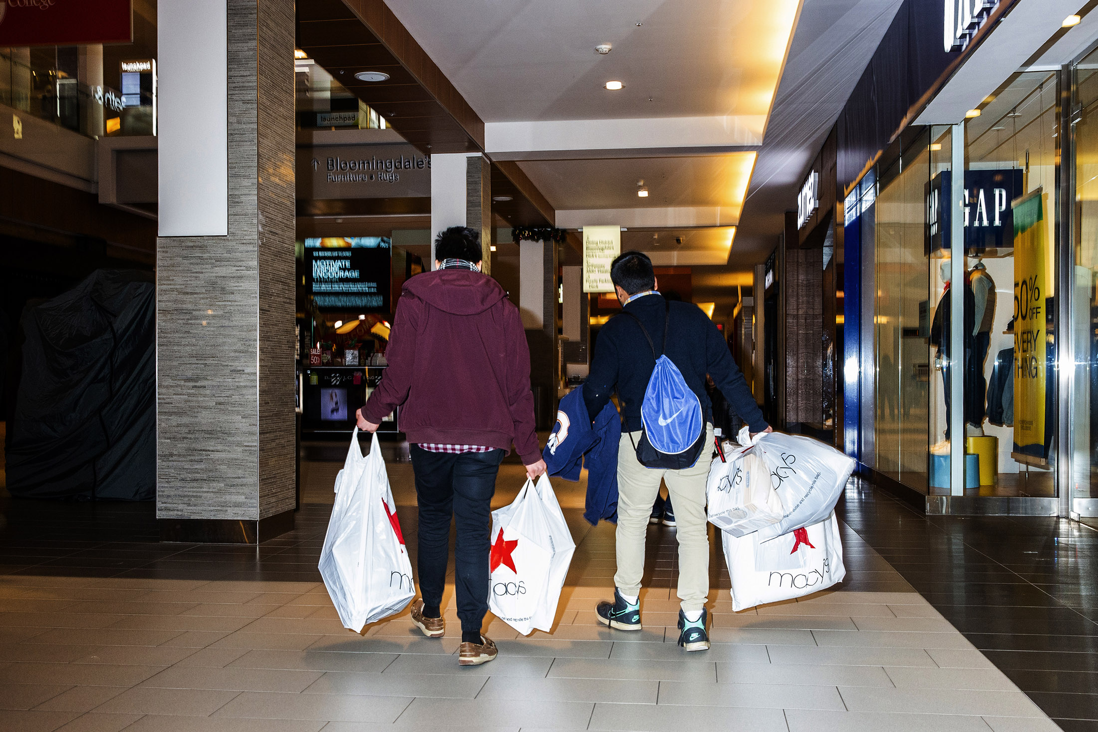 Sixth Weekly Drop in U.S. Consumer Comfort Is Longest Since 2015 ...