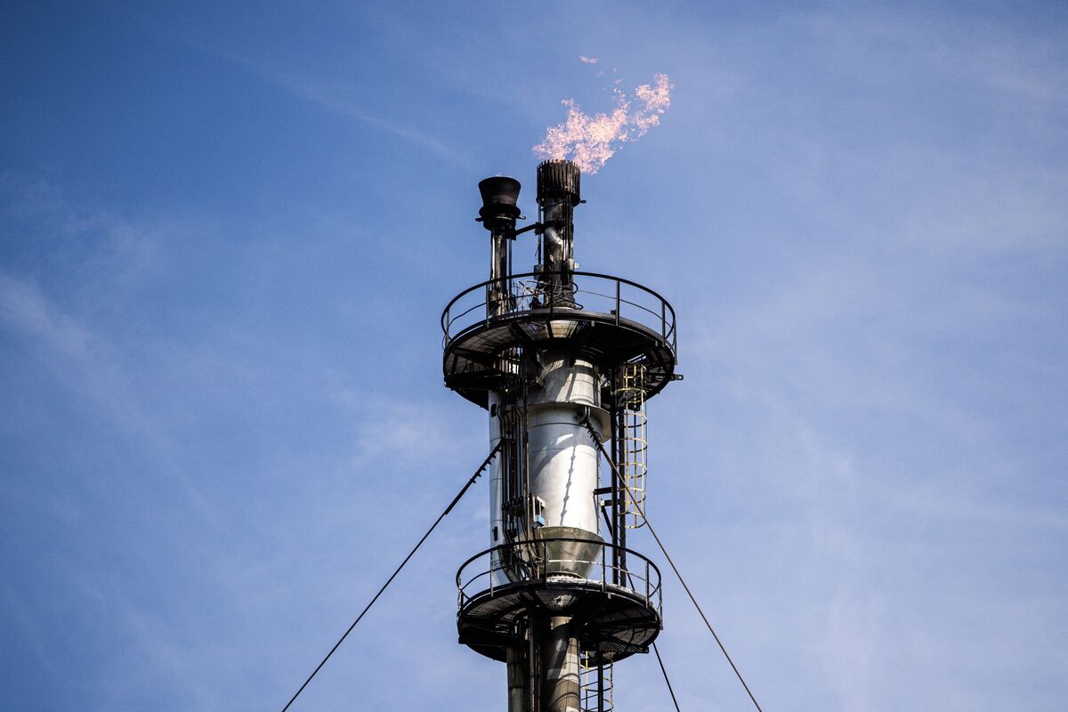 EU Floats Fix to Carbon Market-Based Plan to Fund Energy Pivot - Bloomberg