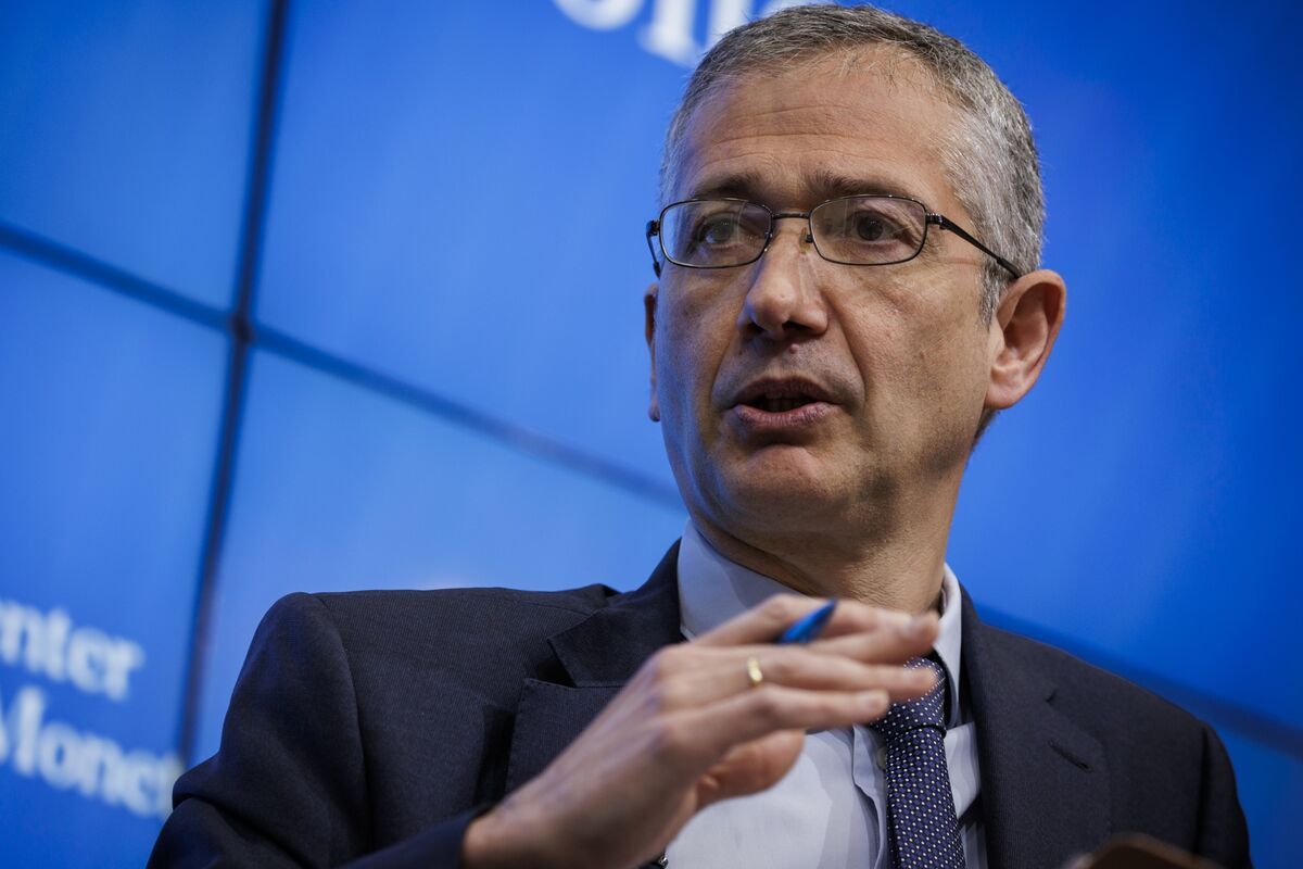 ECB’s De Cos Says It’s Too Soon to Talk About Rate Cuts: BZ - Bloomberg