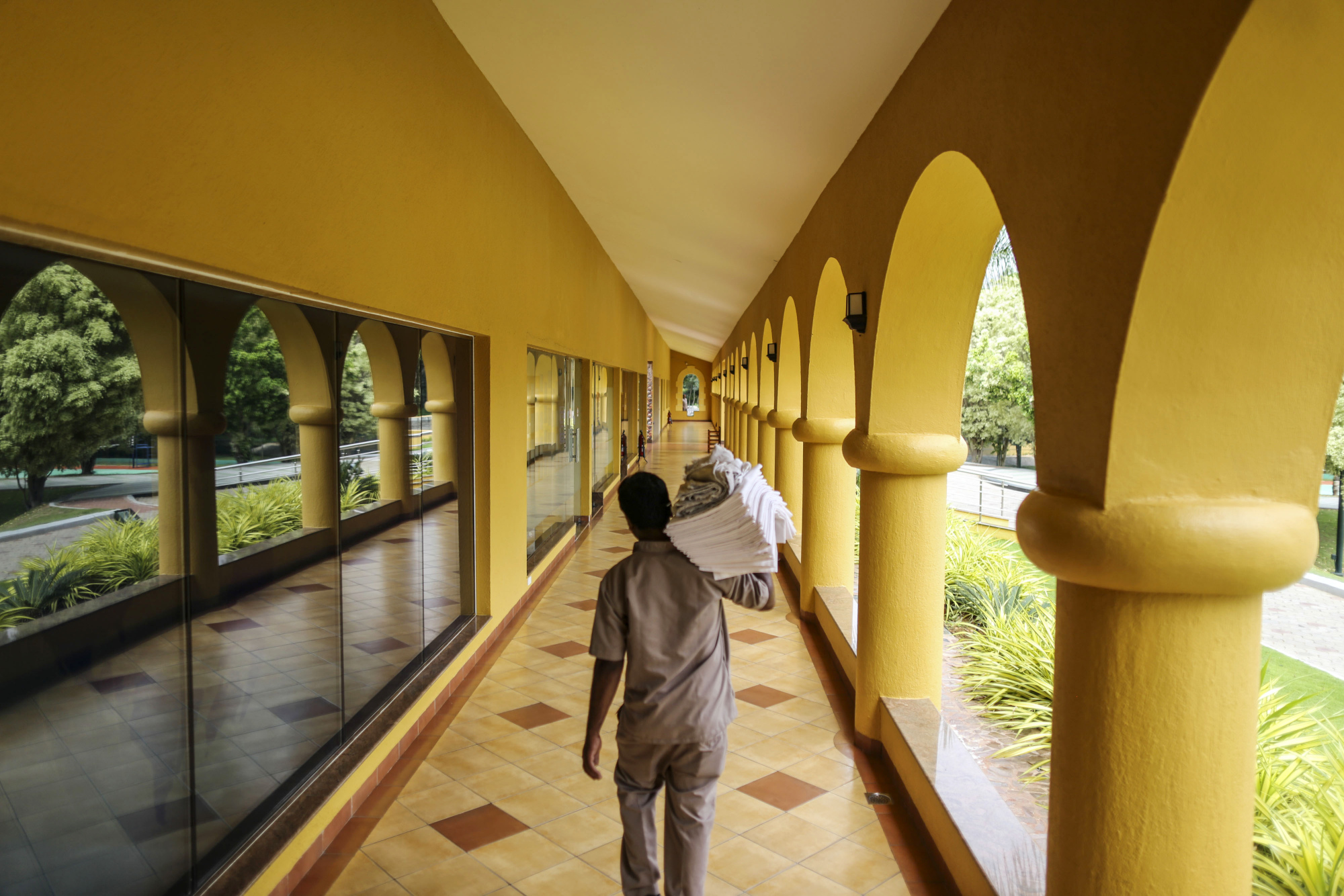 Infosys Advances on 2Q Earnings Beat; Margin Concerns Remain - Bloomberg