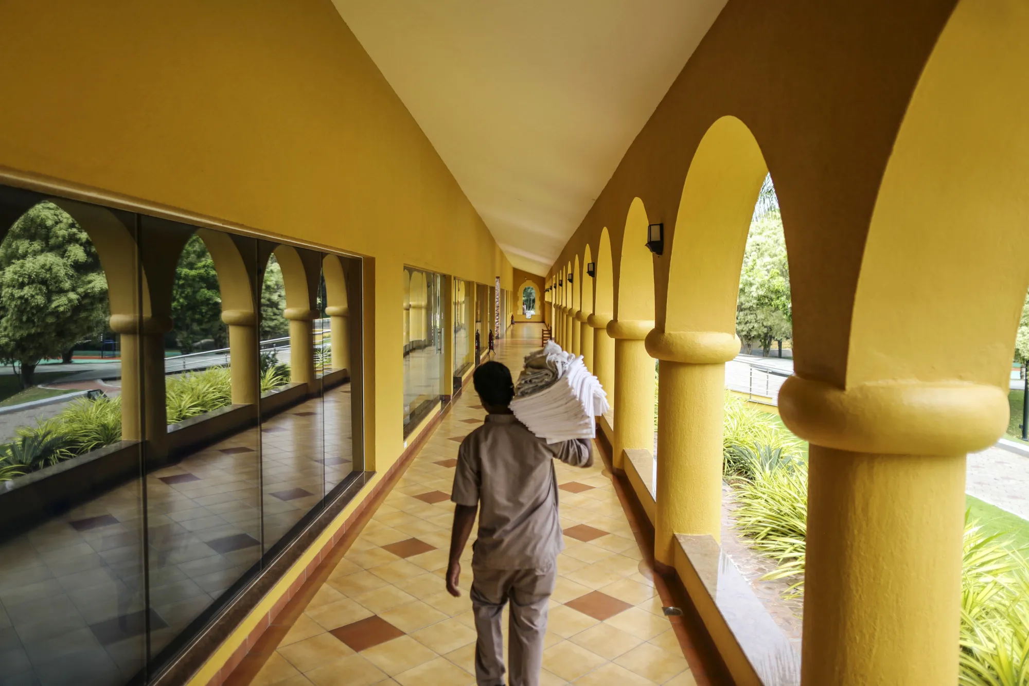 Infosys Advances on 2Q Earnings Beat; Margin Concerns Remain - Bloomberg