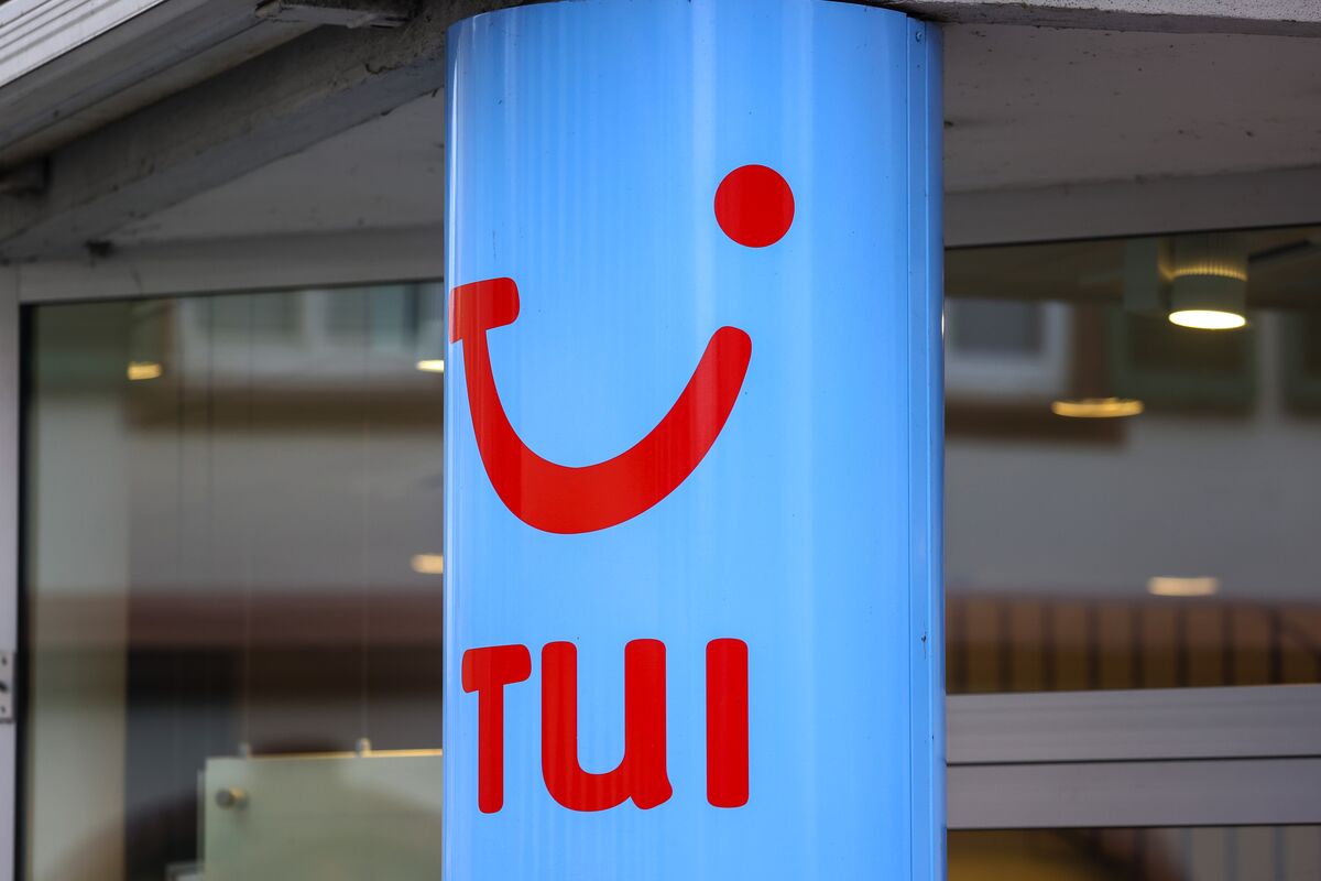 TUI Shares Drop on Signs Summer Booking Momentum is Slowing - Bloomberg