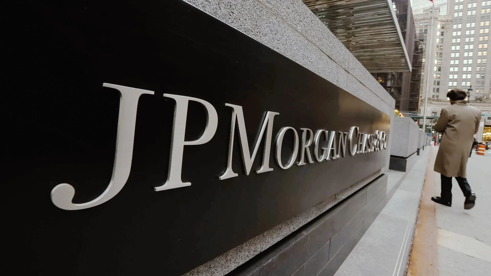Watch Analyst Warns That Oil Prices Threaten Banks - Bloomberg